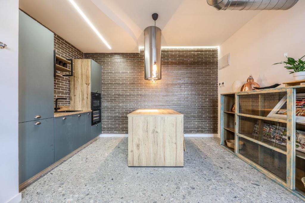 The Executive Industrial Loft - Madrid Rio - High End Kitchen ...