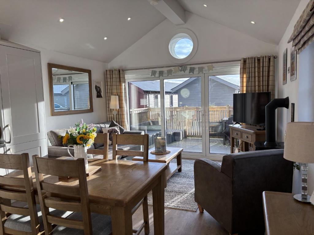 The Dog House on the Meadows, The Bay Filey, enclosed deck, 2 bedrooms ...