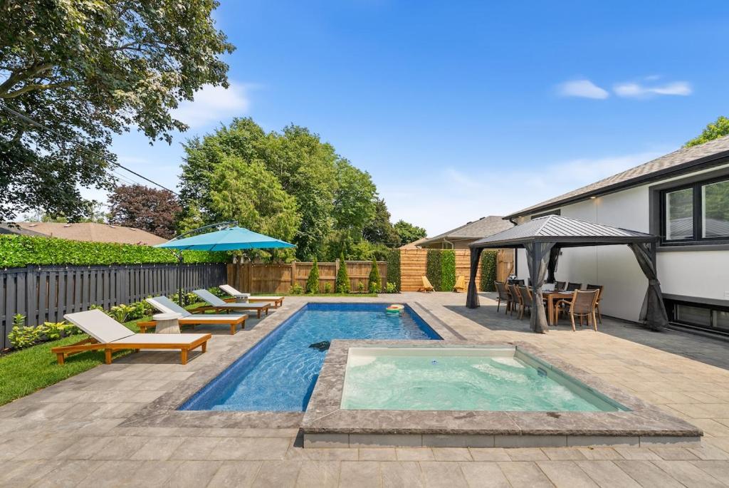 Luxury Spa Escape with Pool & Jacuzzi, Toronto (prezzi aggiornati per ...