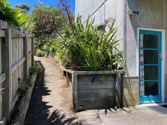 Self-contained studio by the beach, Paekakariki (tarifs actualisés, 2026)