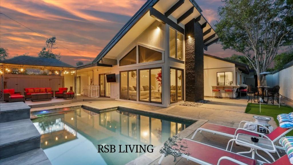 Majestic 4BR 2 5B Home with Mini Golf Pool & Billiards, Irving (harga ...