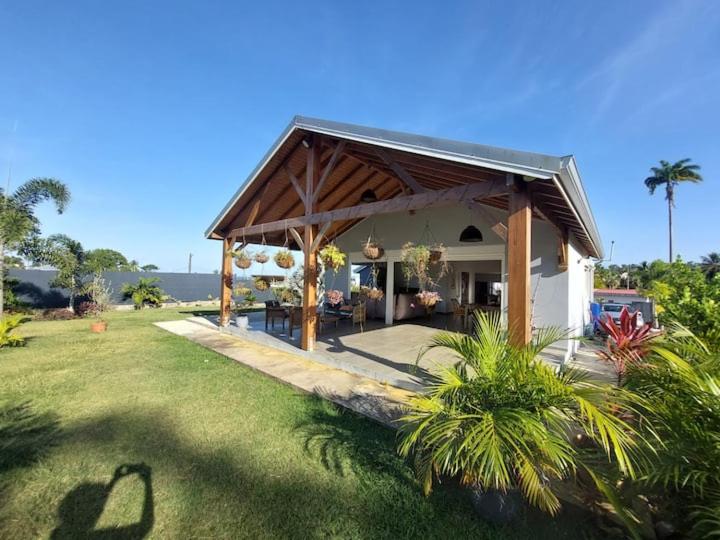 Bright bohemian chic villa and its wooded garden, Goyave (tarifs ...