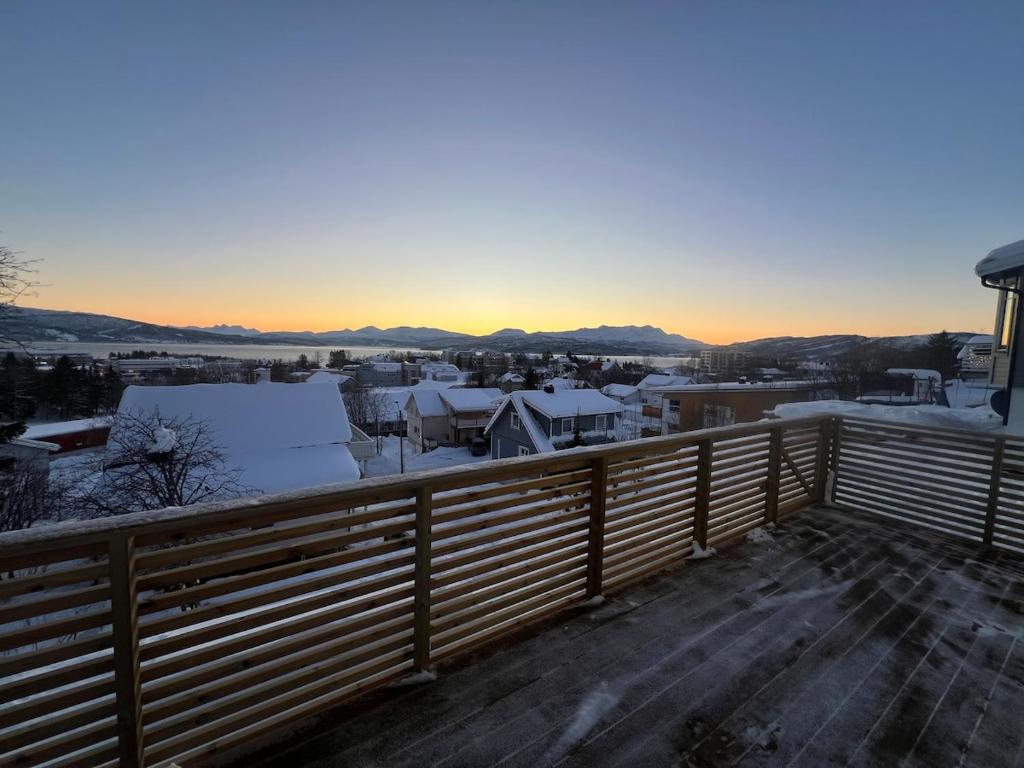 Large and stylish 4-Bedroom home in the city center, Senja (tarifs ...