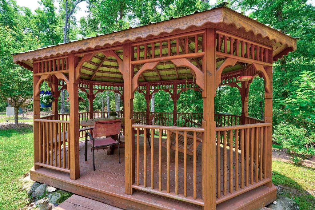 Secluded Escape Fire Pit Gazebo Dog Welcome, Lickskillet (preços ...