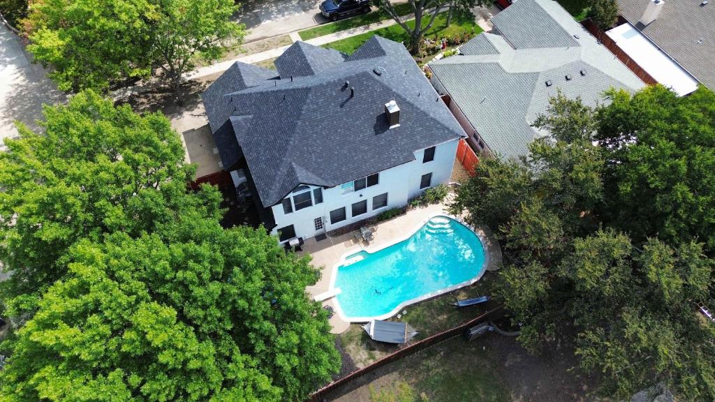 Grand 6BR 2B Home with Pool Grill & Game Room, Florence Hill (preços ...