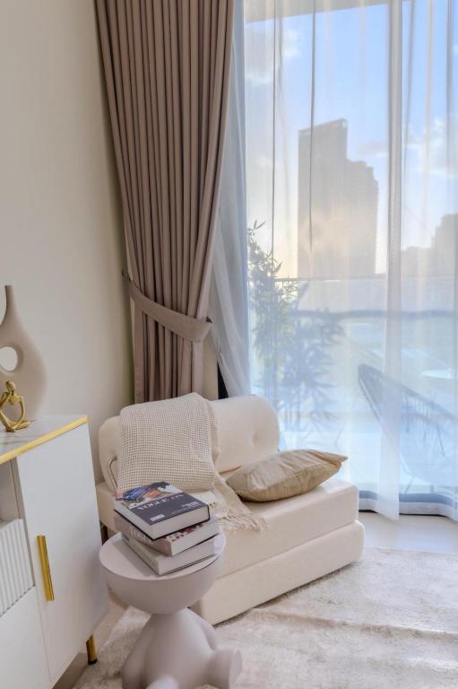 Cozy JVC Studio I Pool & Gym I Fully Furnished, Дубай (обновени цени за ...