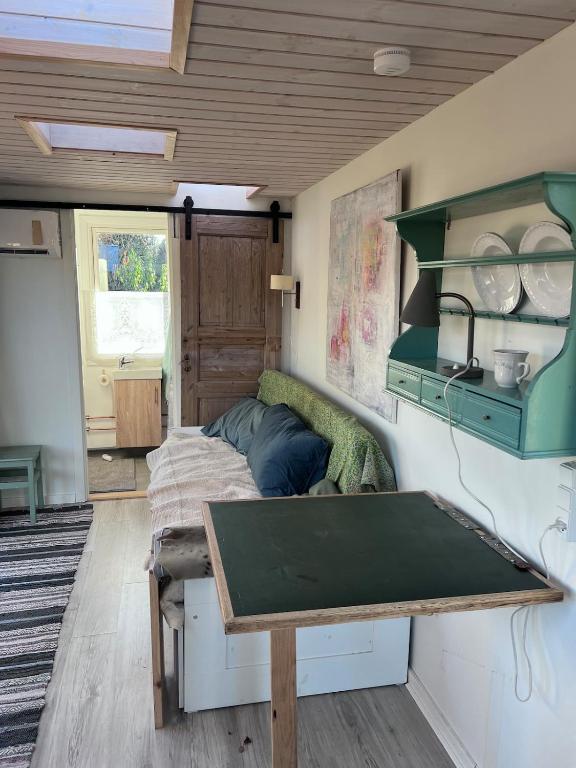 Tiny house in a large garden close to Copenhagen, Nybølle (precios actualizados 2026)