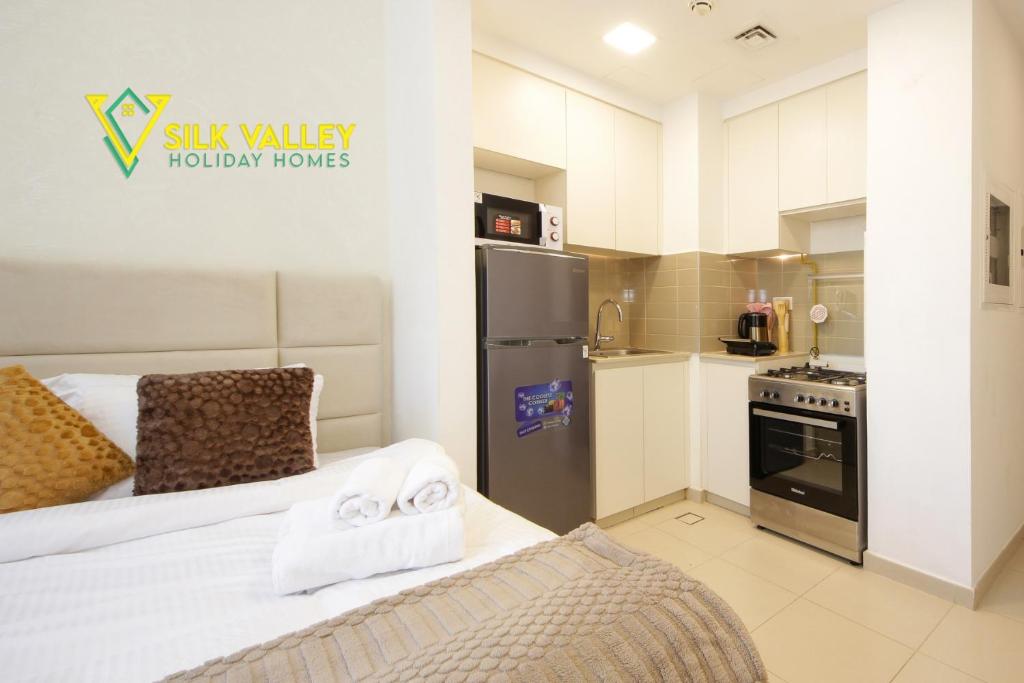 Silk Valley - Luxury Studio with Pool View - Walk to Park, Nadd ash ...