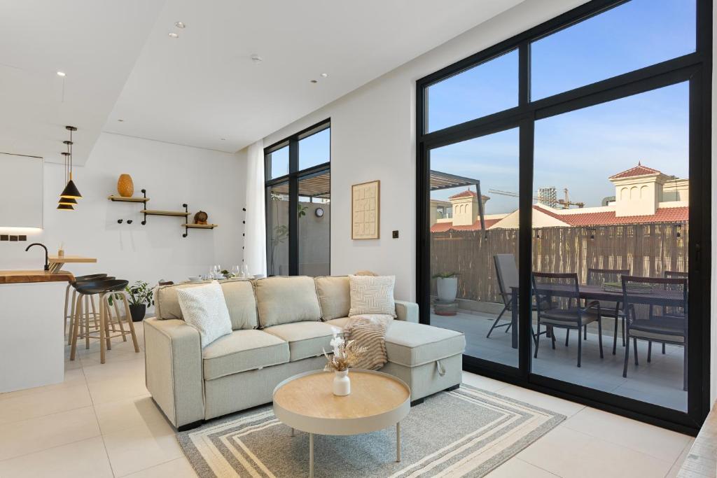 Urban Chic 1 Bedroom with big Balcony Kitchen in JVC, Dubái (precios ...