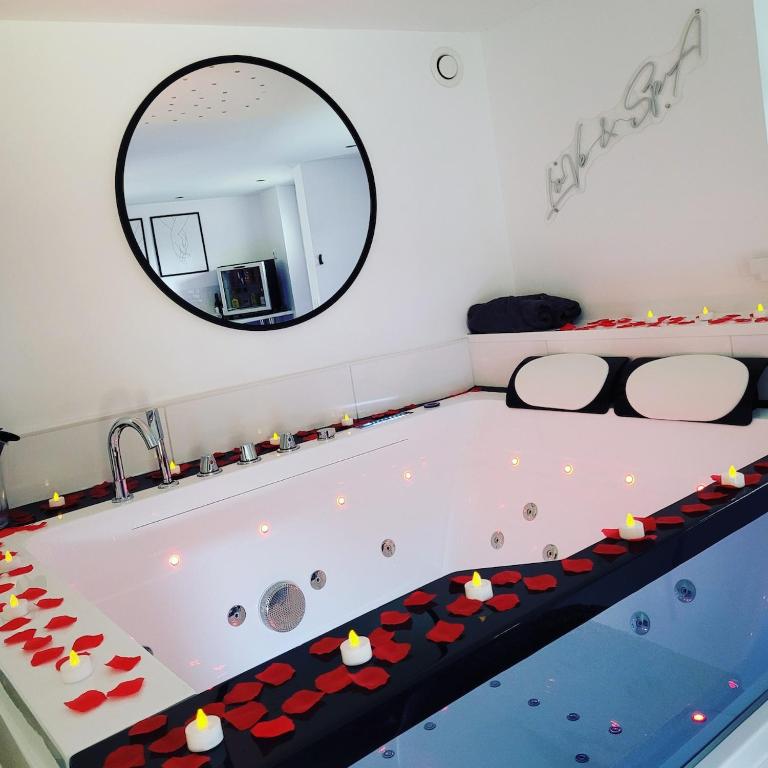 Logement cocooning avec jacuzzi and sauna privatifs, Saint-Martin-de ...