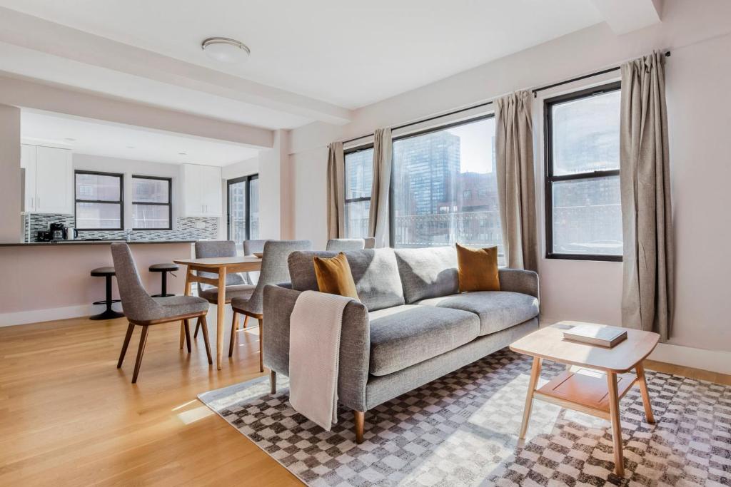 Blueground Midtown East balcony nr UN Plaza NYC-2121, New York (updated ...