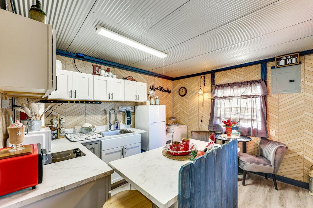 Gym Access On-Site Cabin with Deck in Red Oak!, Wister (bijgewerkte ...