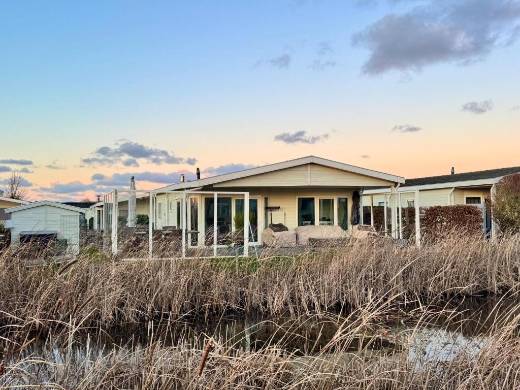 Breskens Chalet Maritim mit Zaun Haus Nr J267, Breskens (bijgewerkte ...