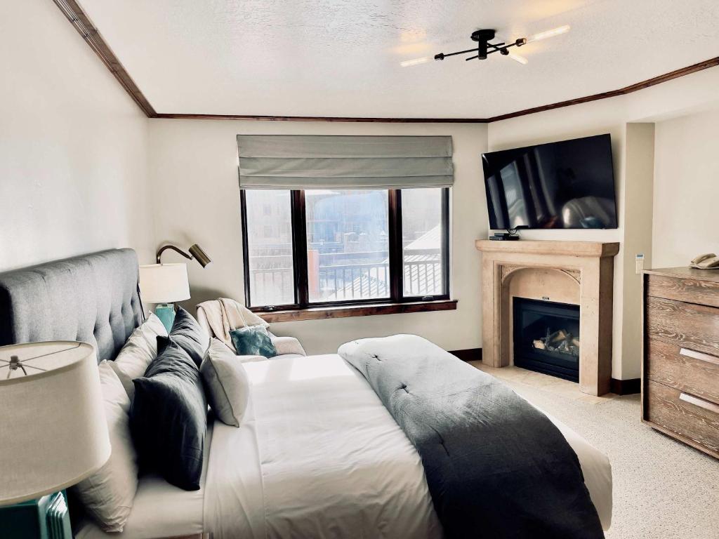 Sunrise Gondola Getaway Ski In Ski Out, Park West Ski Area Heliport ...