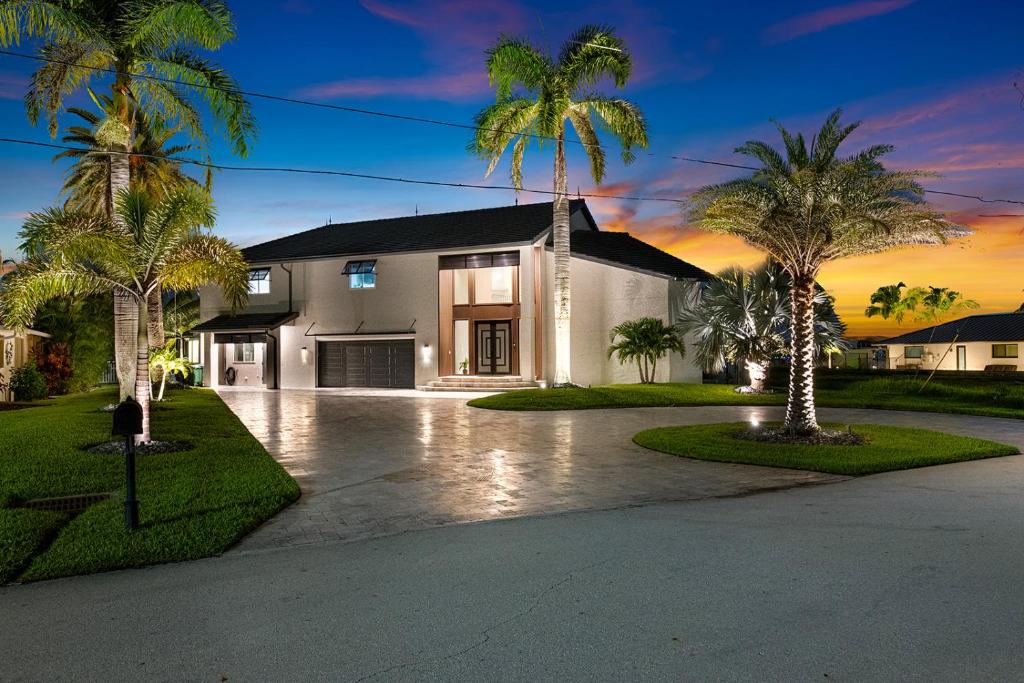 Riverfront Riviera Outdoor TV's, Hot tub, Tanning Deck, Cape Coral ...