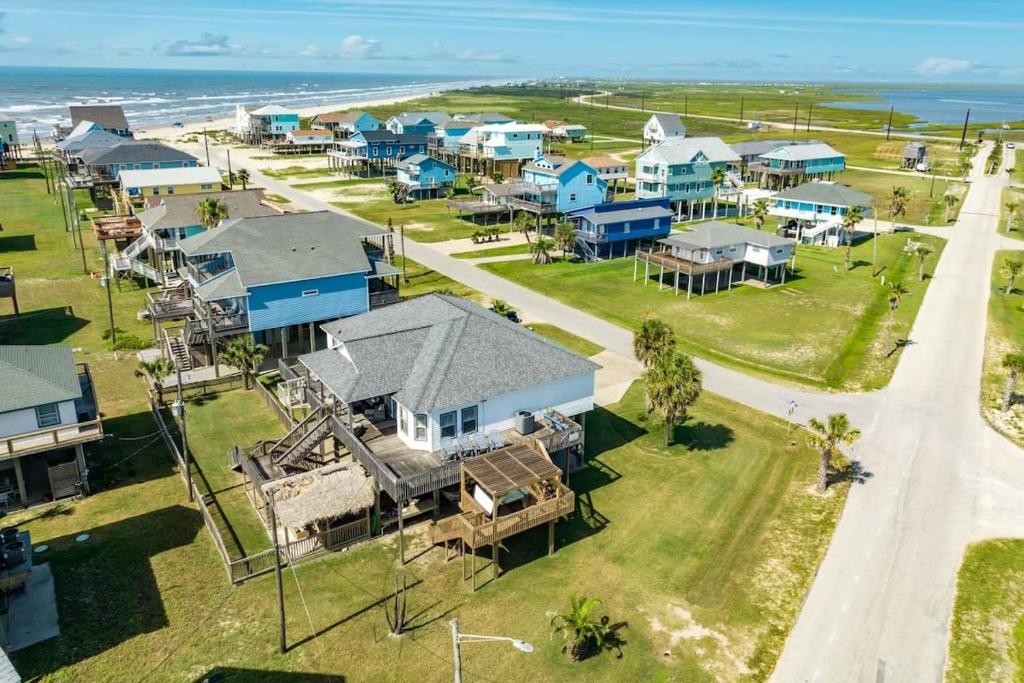 Beautiful Home Island Cabana Hot Tub Fire Pit Fence, Red Fish Cove ...