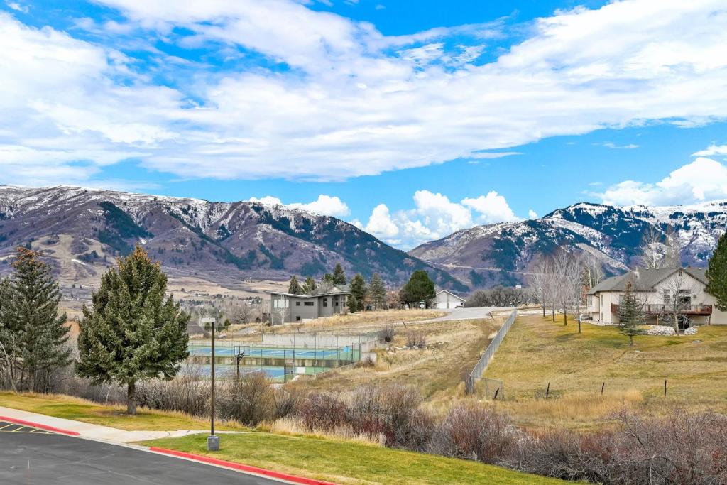 Eden Valley Condo Mountain Views Hot Tub & Family Fun, Wolf Lodge ...