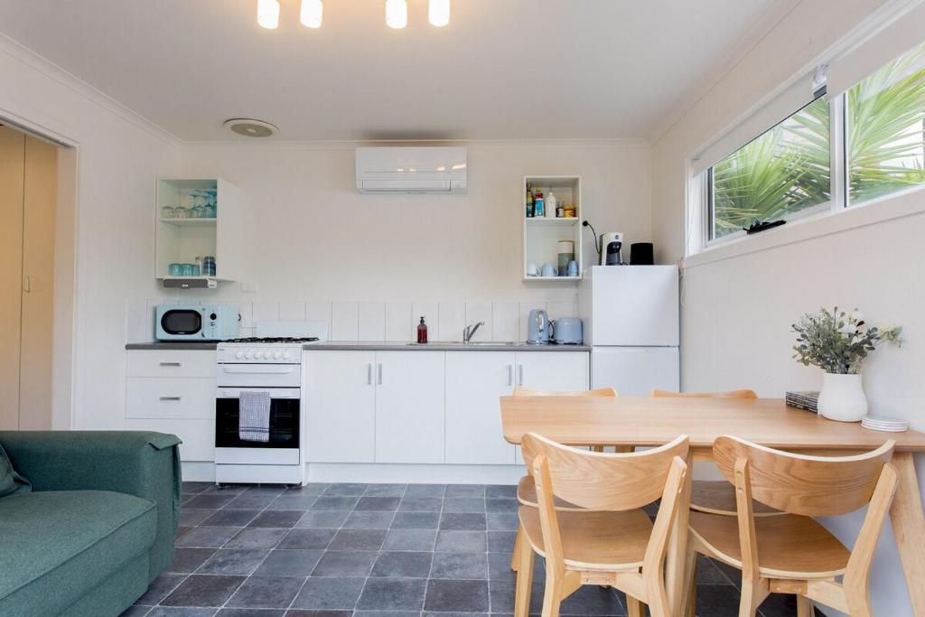 Bungalow at the Beach - footsteps to the shore, Coronet Bay (opdaterede ...