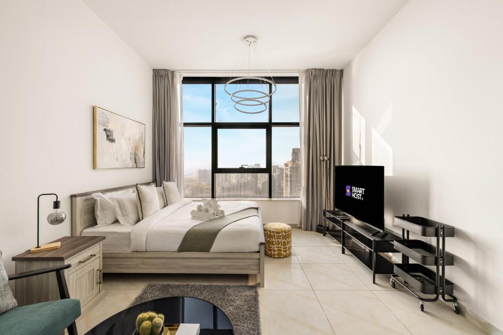 Relaxing Studio with Balcony & Pool at The Square Tower, Dubai (prezzi ...