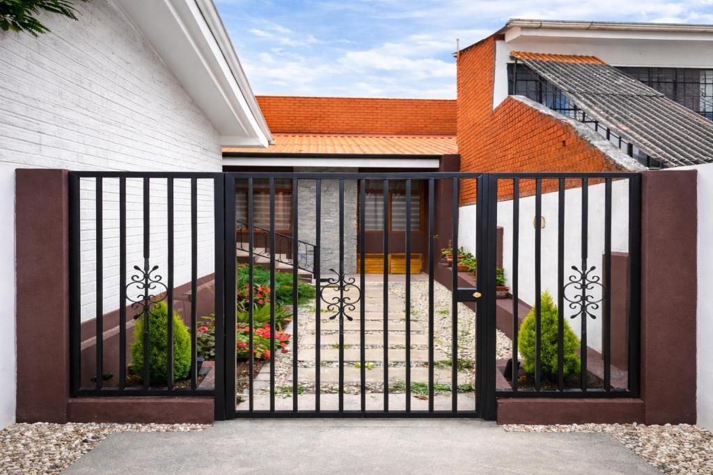 Loft moderno y privado con jardín y parqueo, cerca del río Tomebamba ...