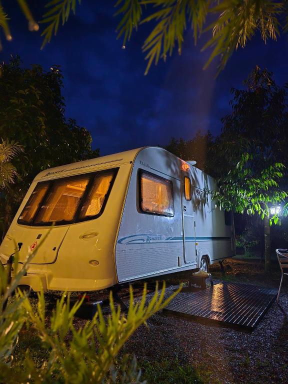 TheBoxCaravan, Ban Pak Ram (uppdaterade priser för 2026)