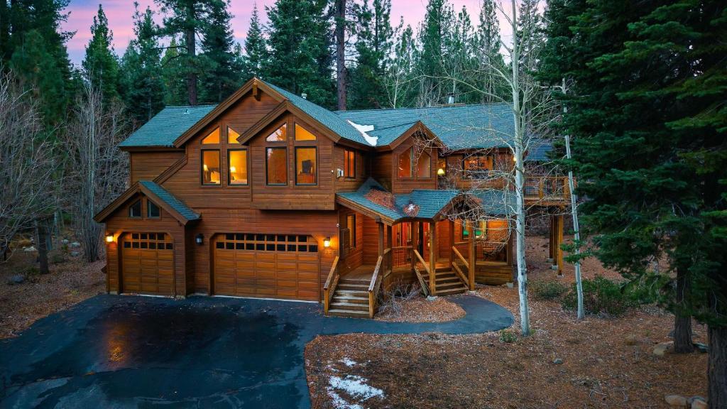Truckee Mountain Cabin with Hot Tub Game Room Forest Views Gray Wolf ...