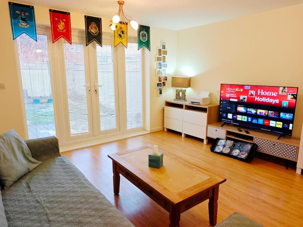 Bright 4BR Family Retreat mins from Harry Potter, Leavesden Green ...