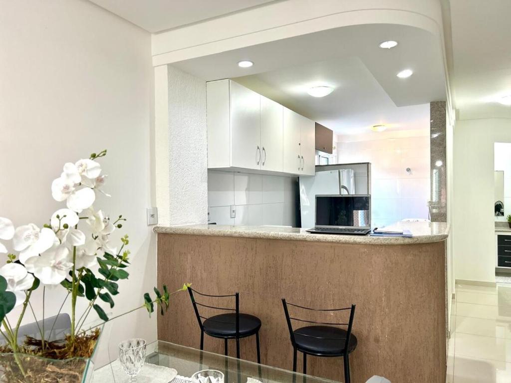 Apt de 03 quartos, aconchegante a poucos metros da Praia do Morro ...