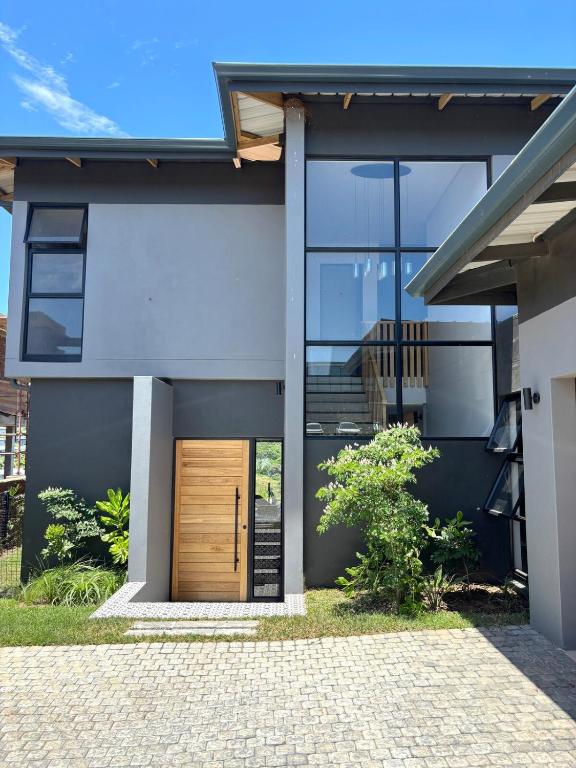 Stylish Modern Home in Salta Sibaya, Umdloti, Умдлоти (обновени цени за ...