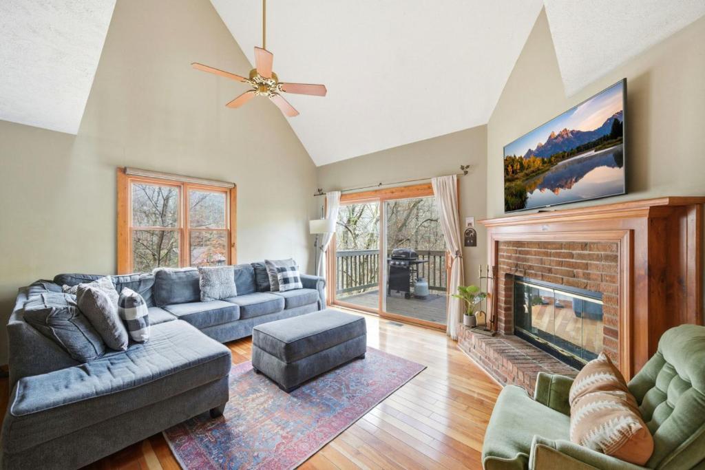 The WoodView Hideaway Hot Tub Game Room MORE, Lawson Crossroad (2026년 ...