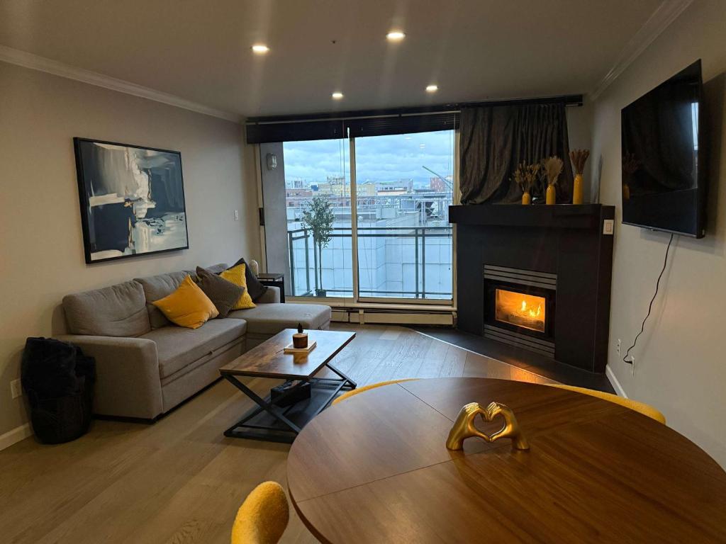 Extra Spacious with a King Bed Sauna Pool & Jacuzzi, Vancouver ...