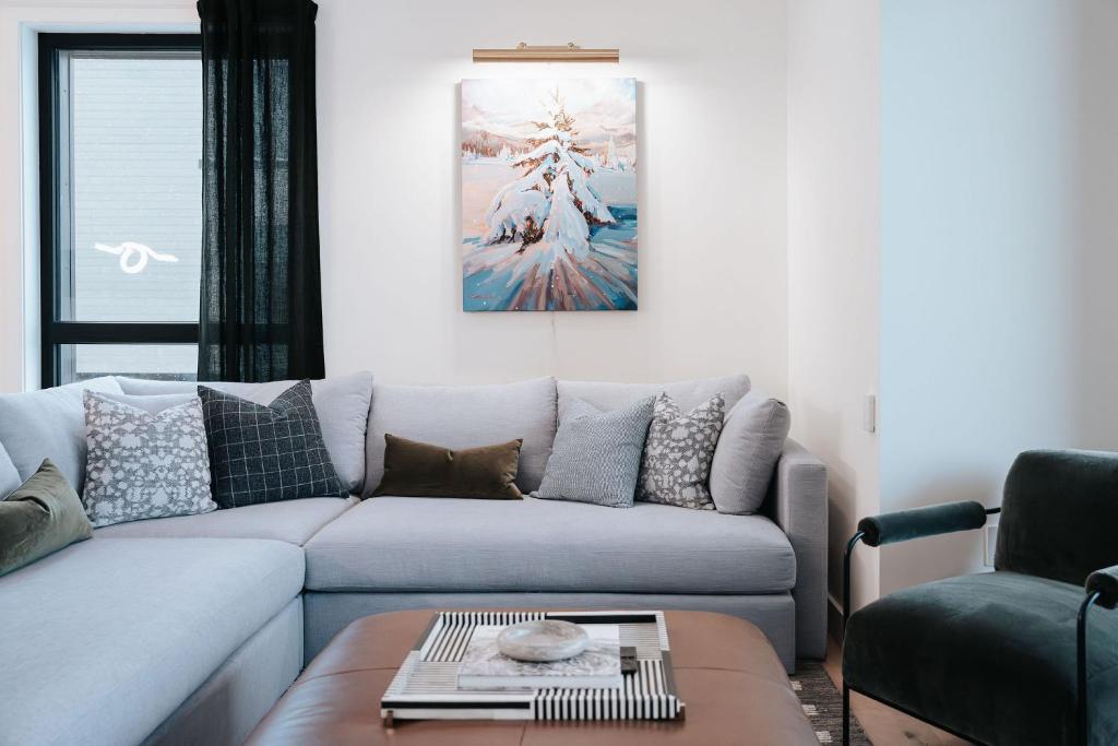 Gary's Birthday by Revelstoke Vacations, Revelstoke (aktualne ceny na ...