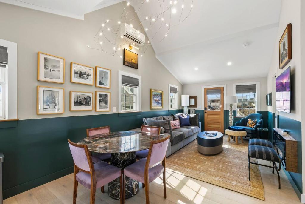 Modern Design - Walk to Galleries + Beach + Dining, פרובינסטאון (מחירים ...