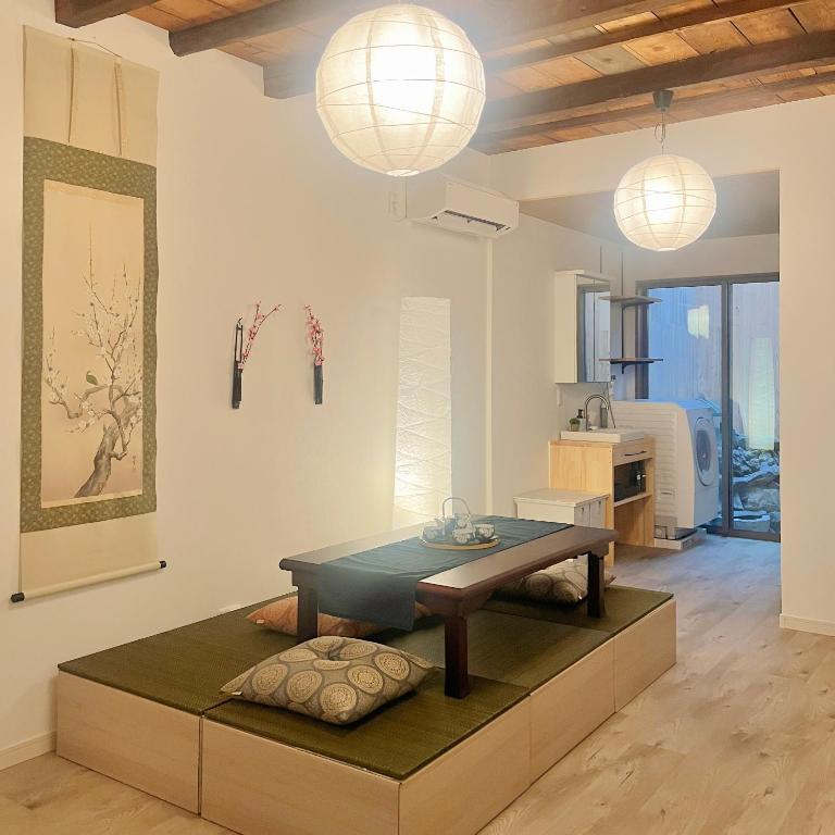Up to 8 people , 65square , 10minutes by train to Namba , Japanese ...