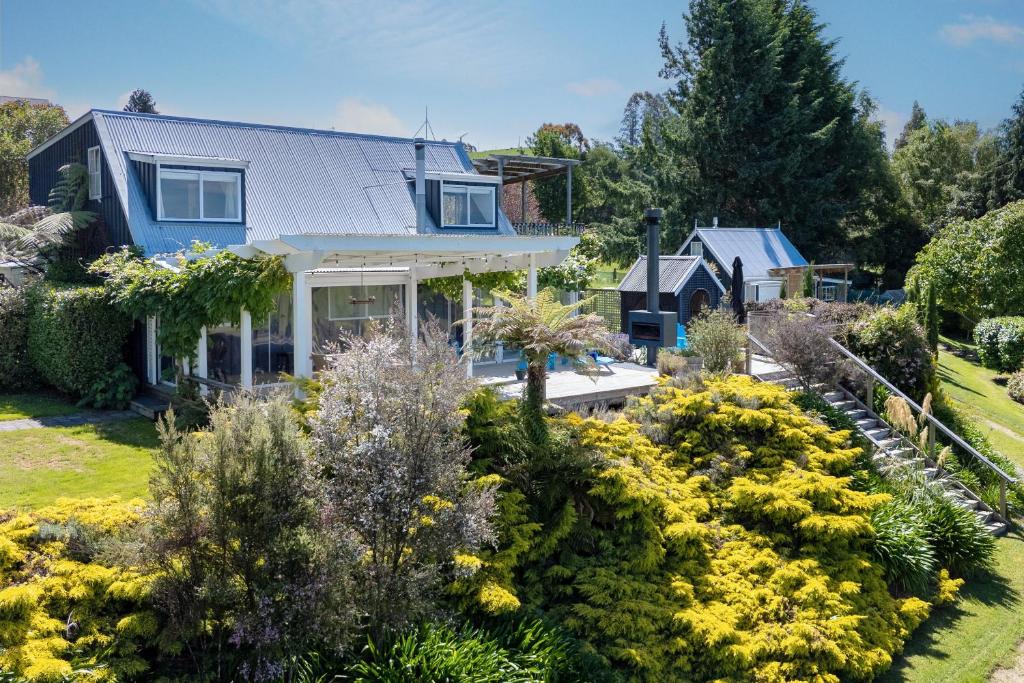 Pukawa Country Lodge - Pukawa Bay Holiday Home, Tokaanu (updated prices ...