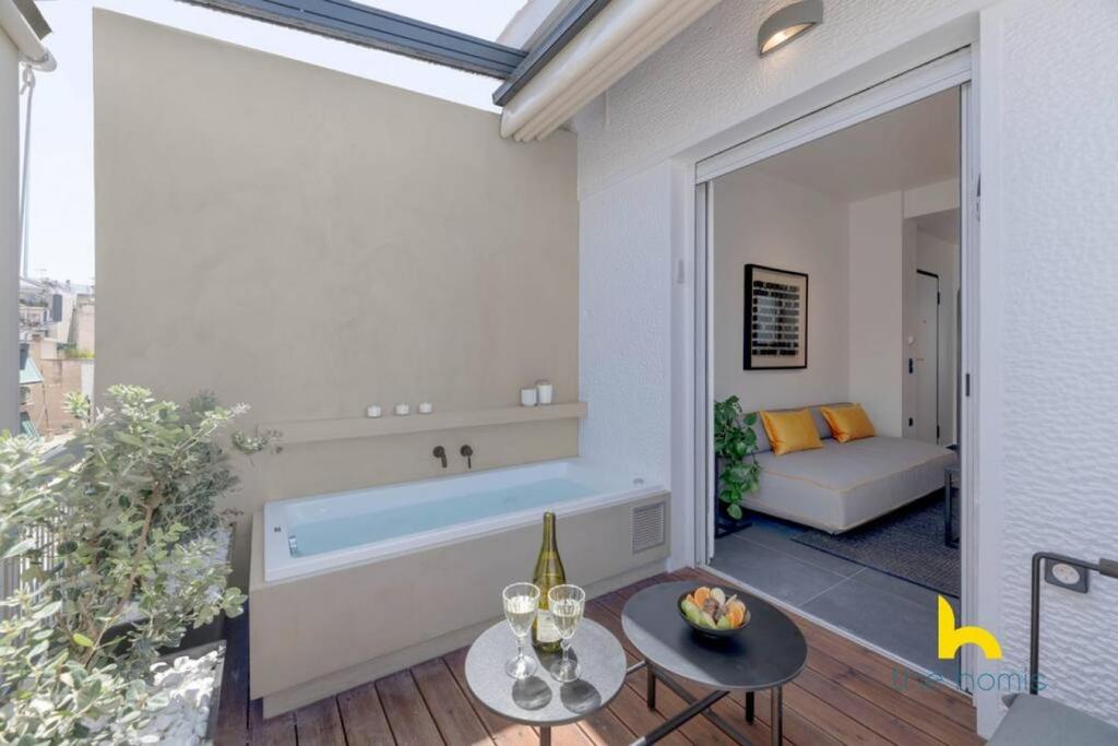 Top-Floor Oasis, King-Bed & Whirlpool, Acropolis!, Atene (prezzi ...