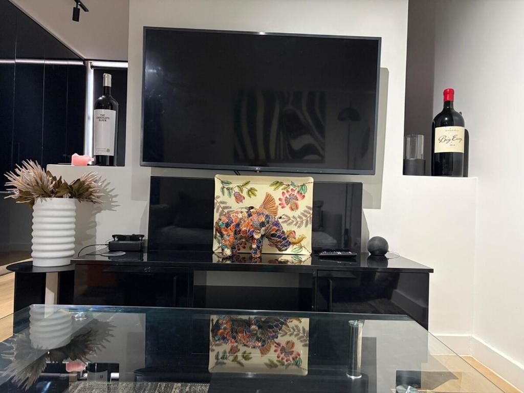 Tokyo Studio Facing Table Mountain and Lions Head, Città del Capo ...