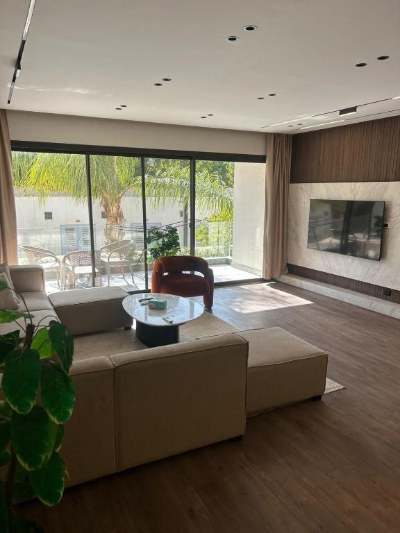 2 BRs Apartment in Lake View luxurious furniture, Il Cairo (prezzi ...