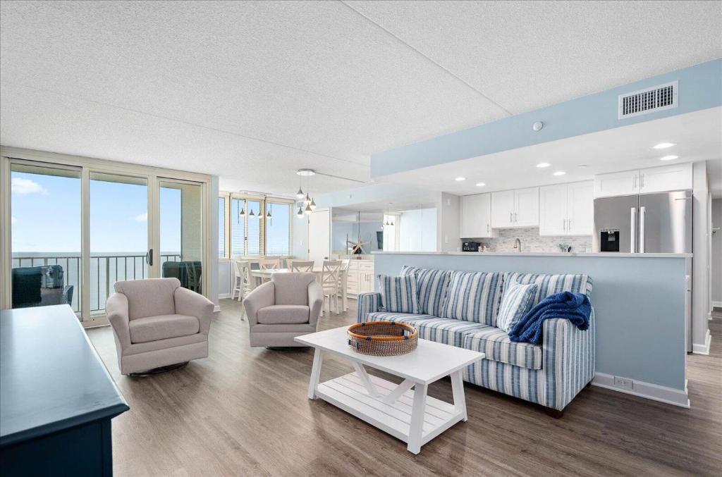 Quay-Upgraded Ocean Front 3 Bedroom Condo with Indoor & Outdoor Pools ...