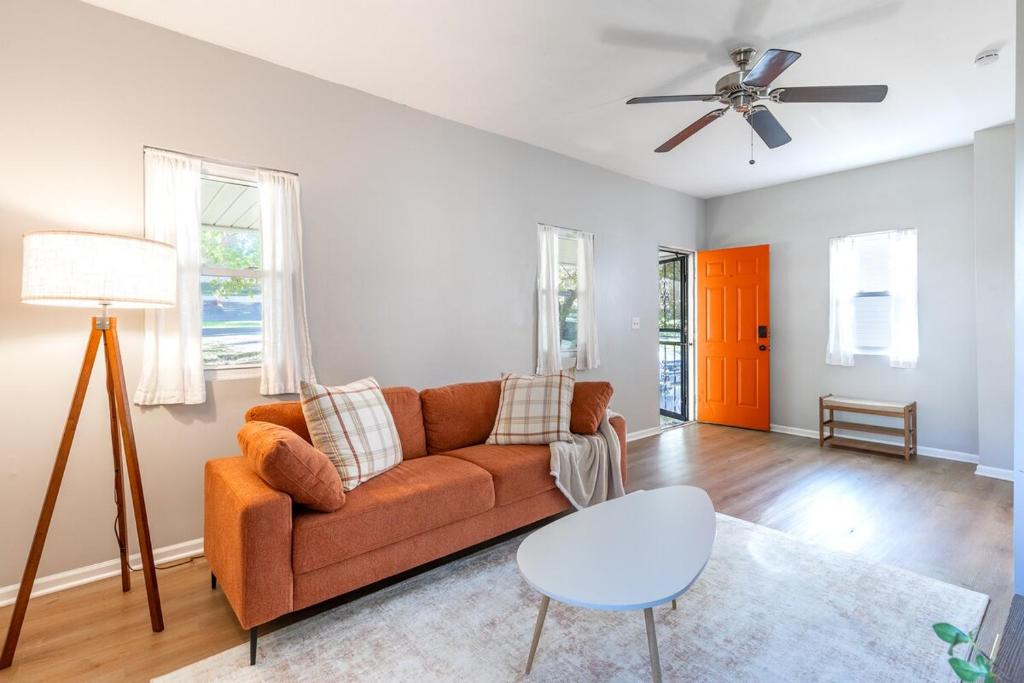 Lil Nugget Cozy Retreat with Private Fenced Yard, Kansas City (preços ...