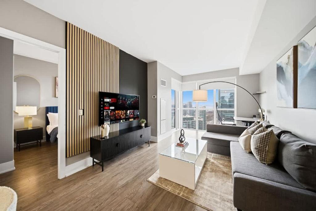 Modern City Condo with Parking Walk to CN Tower, Toronto (prisene ...