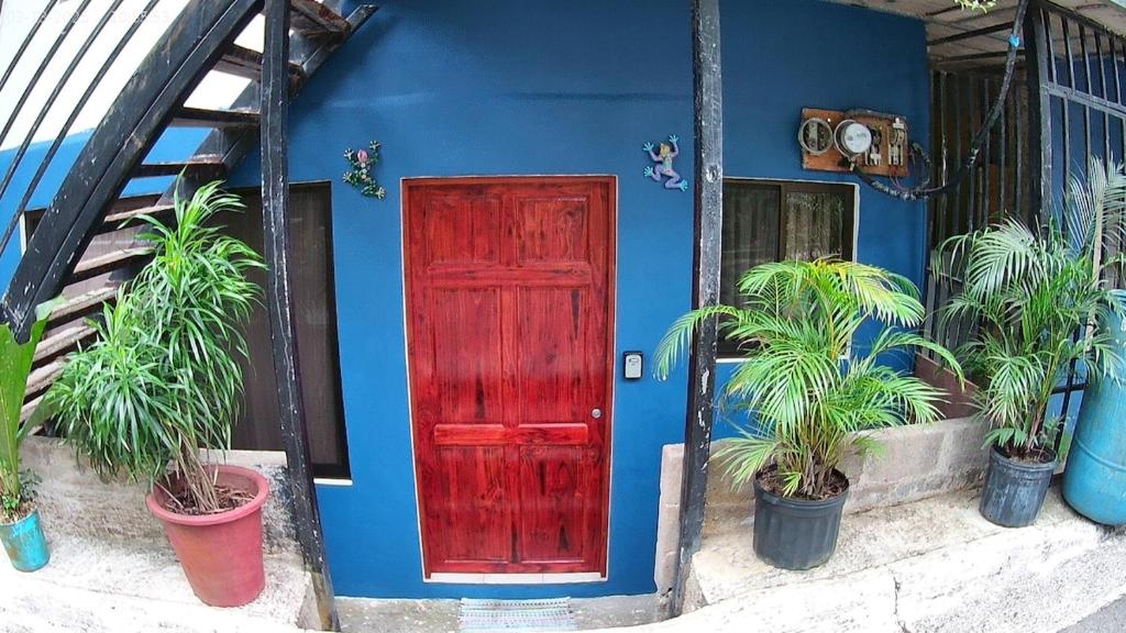 Small blue house, Quepos (tarifs actualisés, 2026)