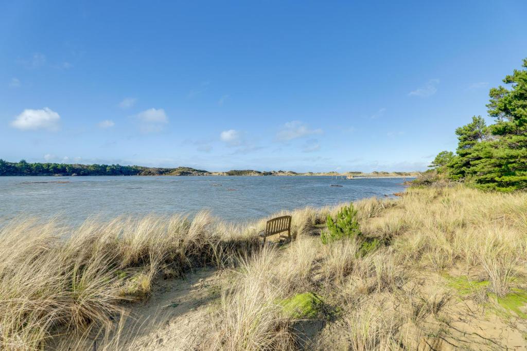 Private Beach, Deck and Grill! Siuslaw River Getaway, Florence (tarifs ...