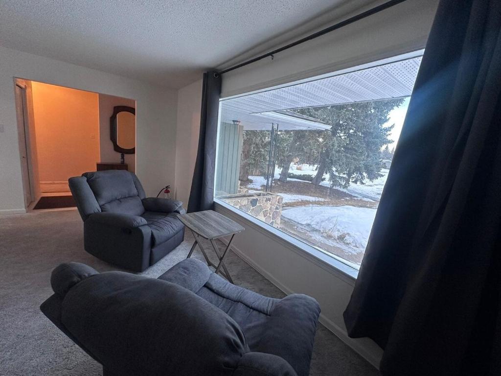 Cozy West Edmonton Home Near Jasper Park & shops, Едмонтон (оновлені ...