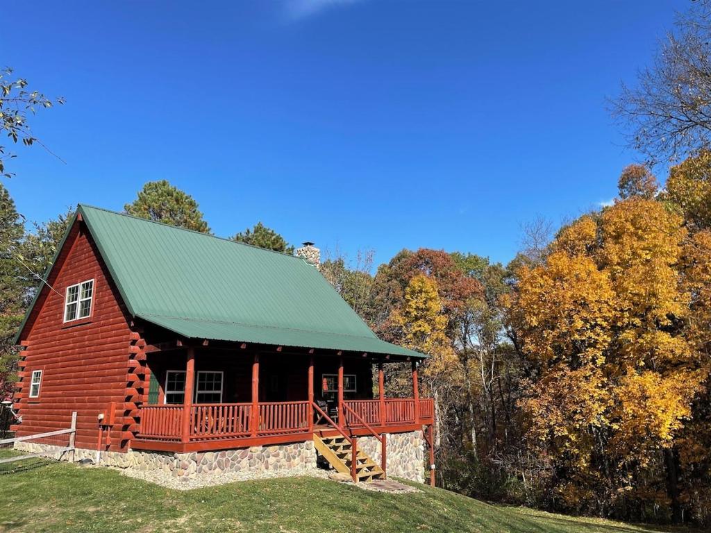 Breath of Heaven Cabin- Hot Tub, Deck, Pond, PETS, Logan (tarifs ...