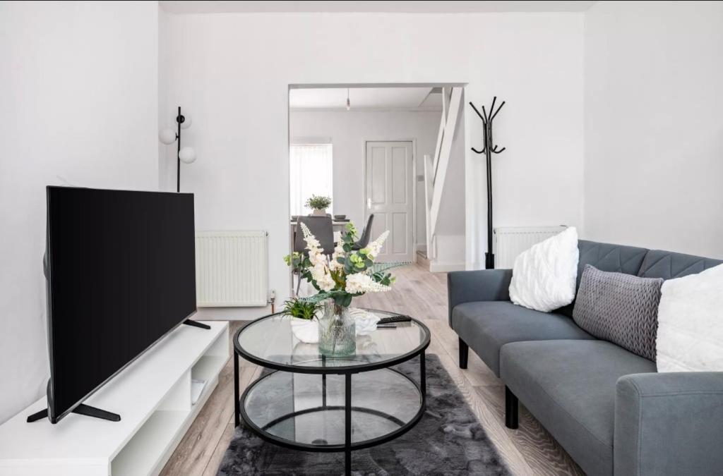 Modern 2 Bed Contractor House, Birkenhead, Near Liverpool، بيركينهيد ...