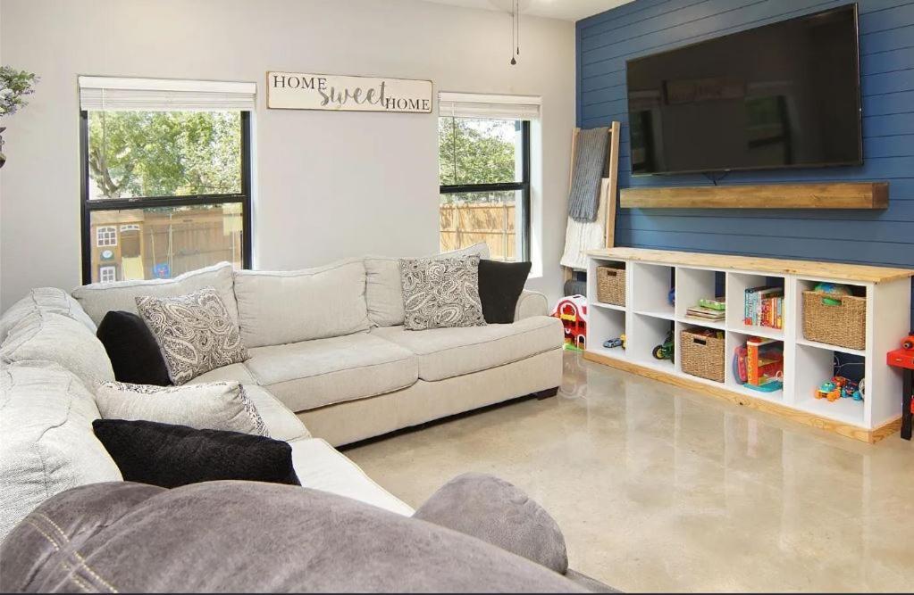 The Denison Hub - Lake, Choctaw, Arcade, EV, Patio!, Denison (harga ...