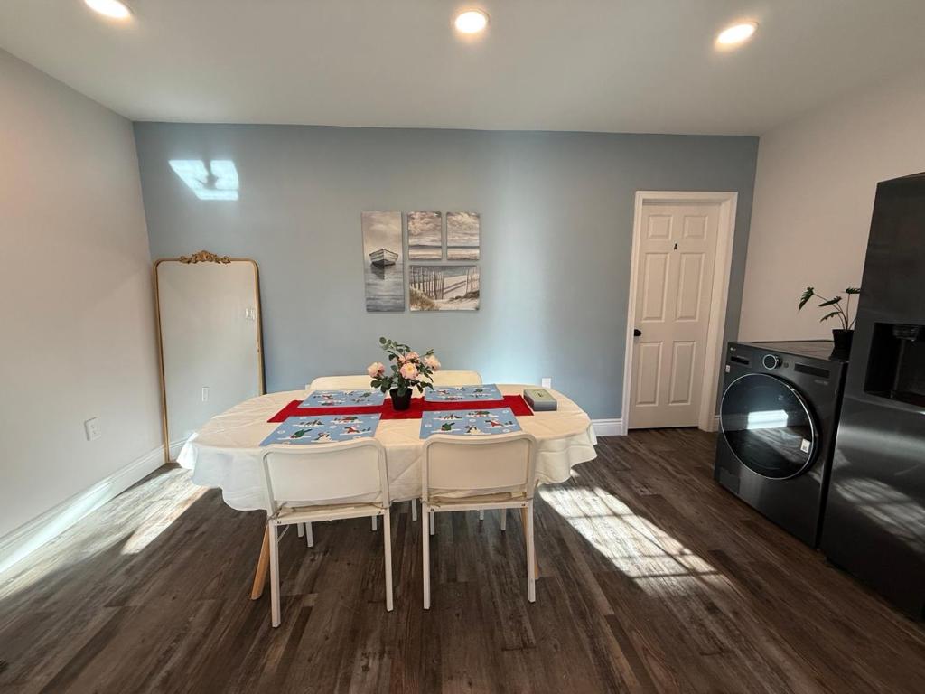 Spacious private room in a new house with private bathroom close to ...