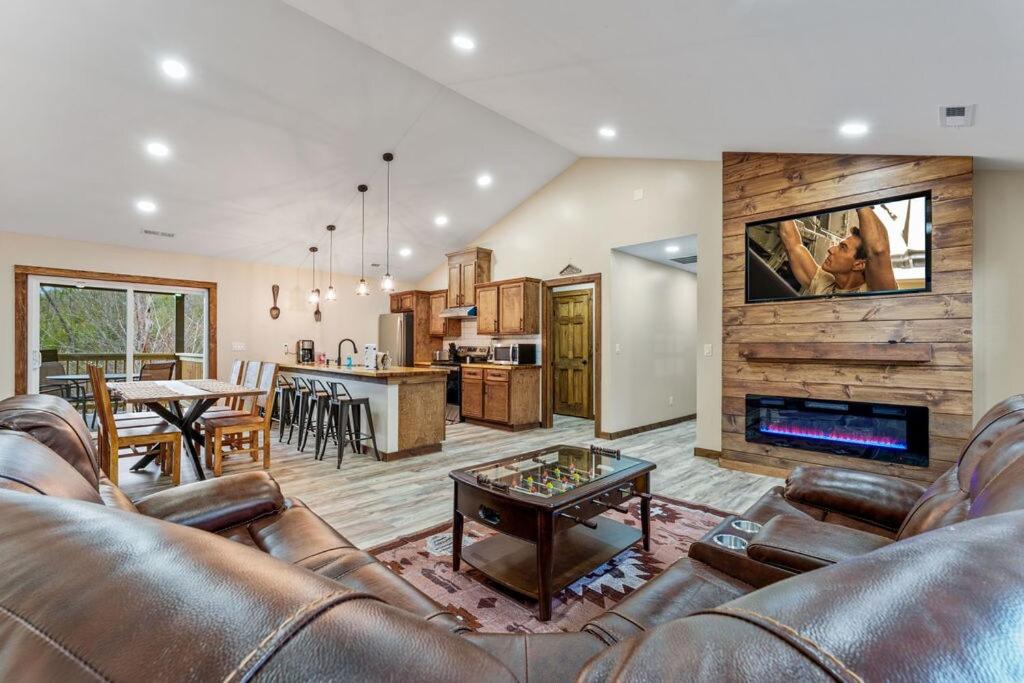 Brand New Farmhouse! A Little Slice of Rustic, Pidžin Fordž (ažurirane ...