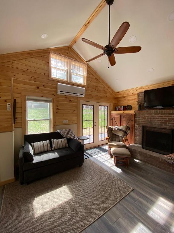 Cozy stream-side cabin, Lanesborough (актуальные цены 2026 года)